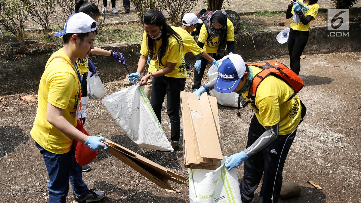 FOTO: Semangat Para Relawan Bersihkan Sampah Selama World Cleanup Day ...