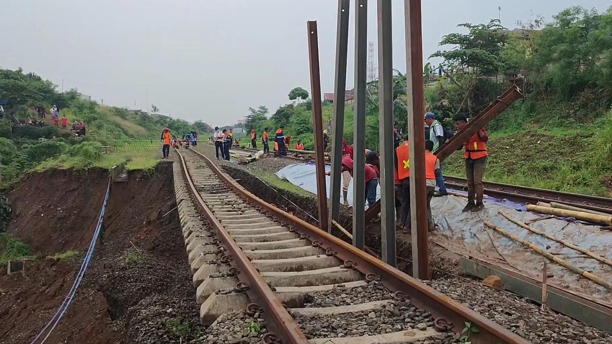 Perbaikan Jalur Rel KA Bogor-Sukabumi Ambles Akibat Longsor Dikebut 24 ...