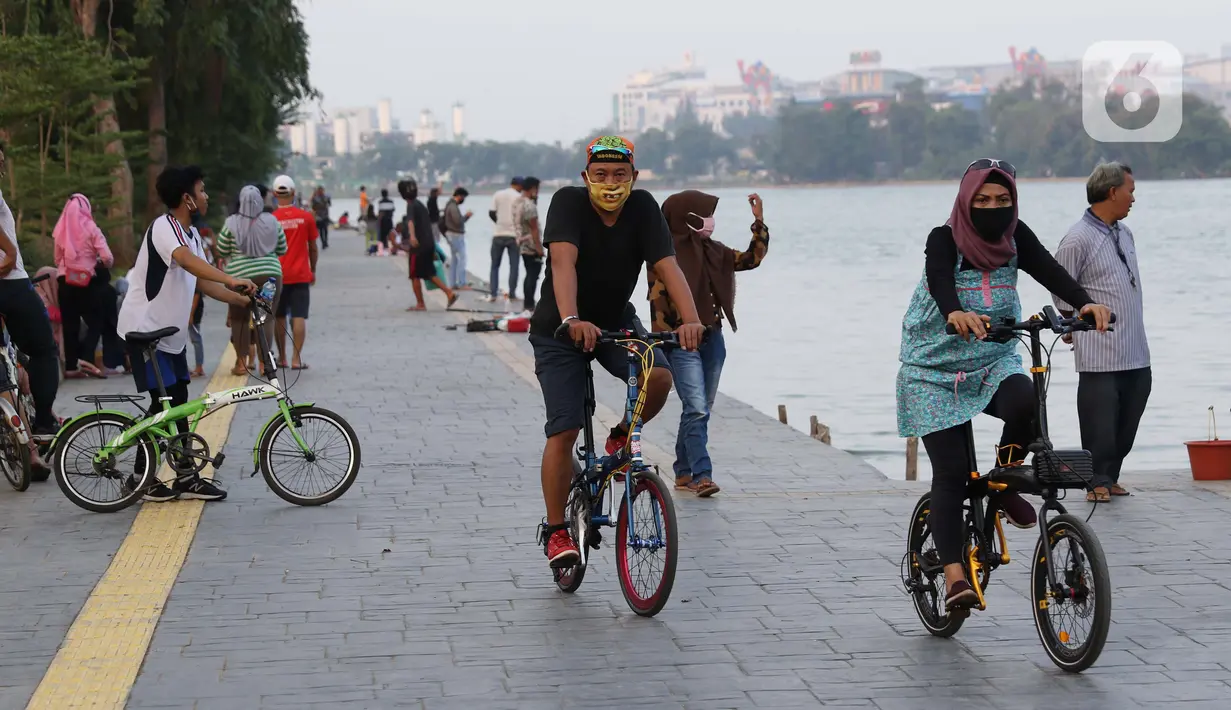 FOTO: Pesepeda Lintasi Pedestrian Danau Sunter - Foto Liputan6.com