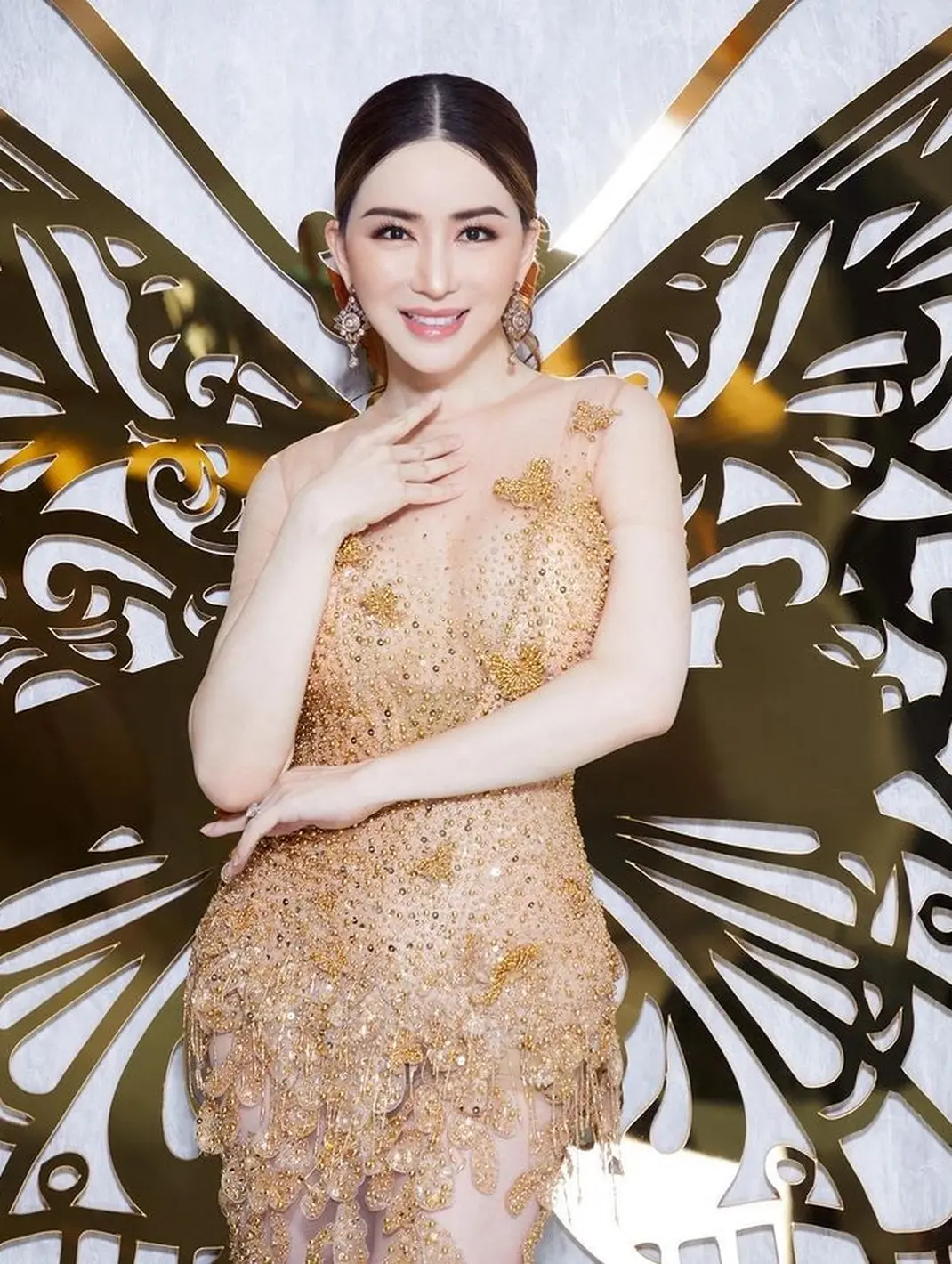 6 Potret Persamaan Gaya Poppy Capella-Anne Jakrajutatip, Para Pemegang ...