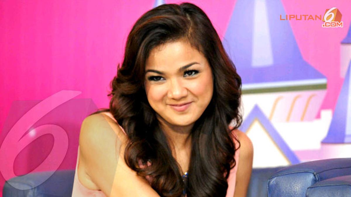 Di Lokasi Syuting, Nirina Zubir Pakai Pistol Sungguhan