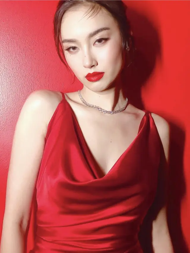 10 Potret Transgender Cantik Nong Poy dalam Balutan Gaun Seksi Berbagai ...