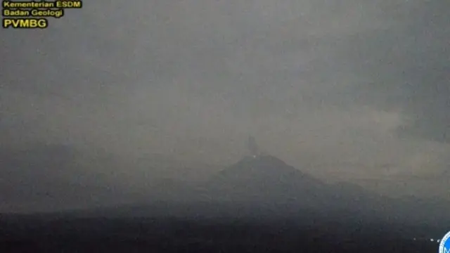 Gunung Semeru Erupsi, Tinggi Letusan Capai 800 Meter - Regional Liputan6.com