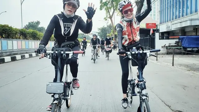 Bugar di Usia 49 Tahun, Ini 6 Potret Nunu Datau Saat Bersepeda - Hot ...