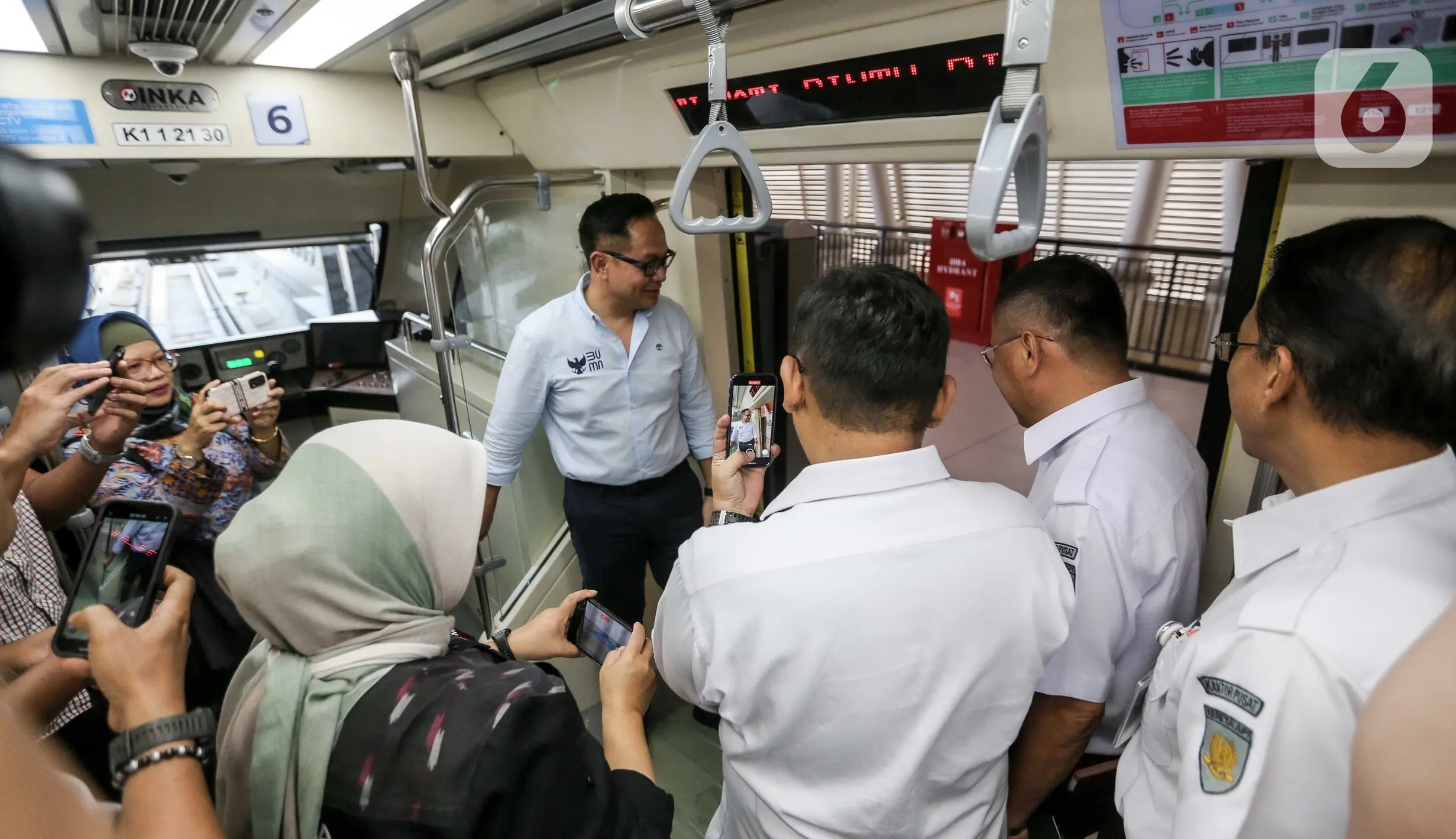 Wamen BUMN Kartika Wirjoatmodjo Jajal LRT Jabodebek Jelang Beroperasi - Foto Liputan6.com