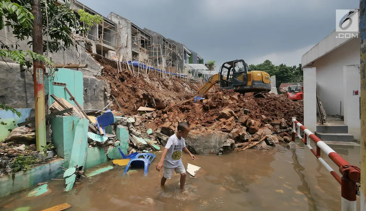 FOTO: Turap Setinggi 20 Meter di Kali Jantung Depok Ambrol - Foto ...