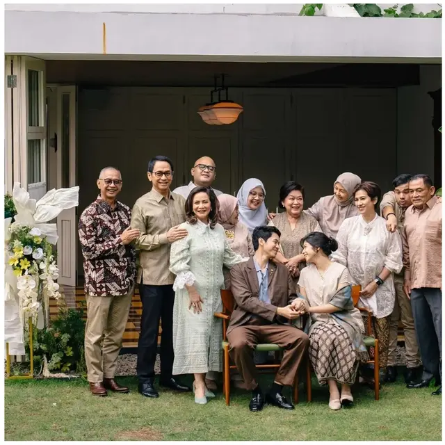 7 Potret Penampilan Awet Muda Addie MS dan Memes di Momen Lamaran ...