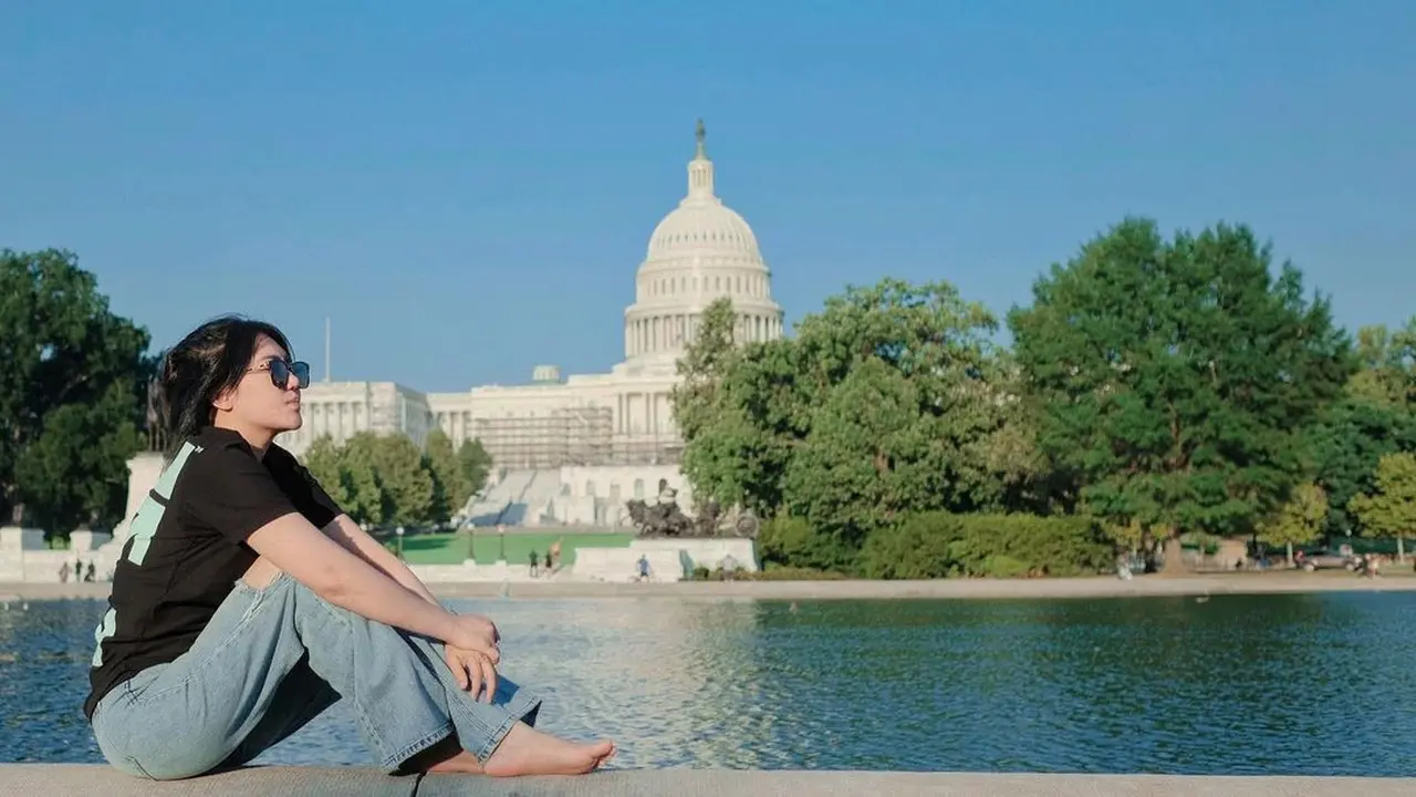 6 Potret Via Vallen Liburan di Amerika, Pose Mesra di Hollywood Sign ...