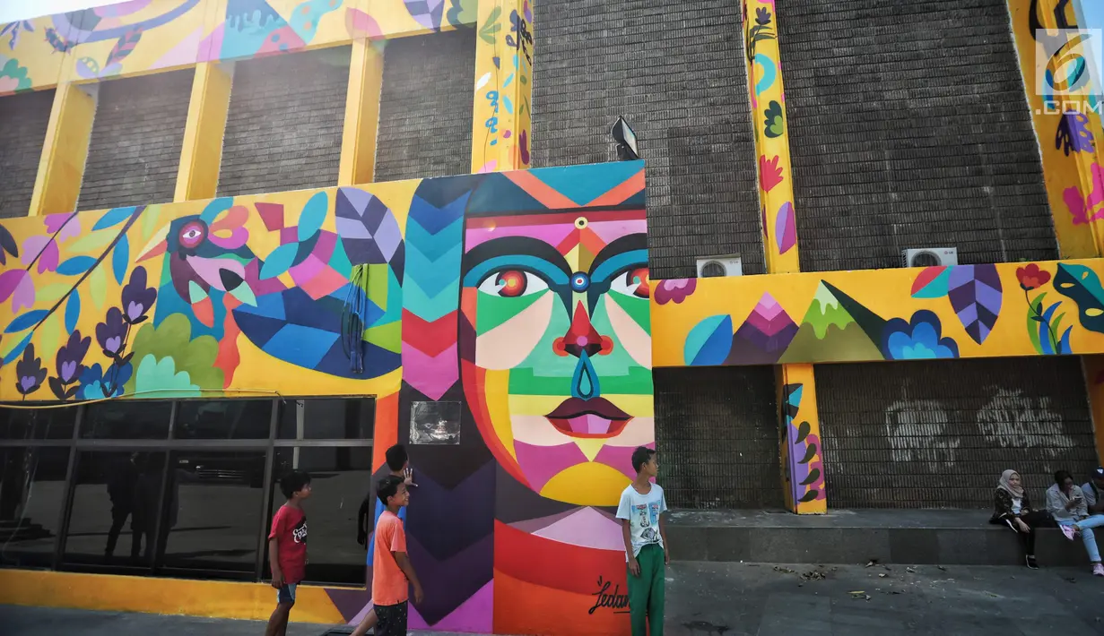FOTO: Keren, Seniman Kolombia Buat Seni Mural di Taman Ismail Marzuki ...