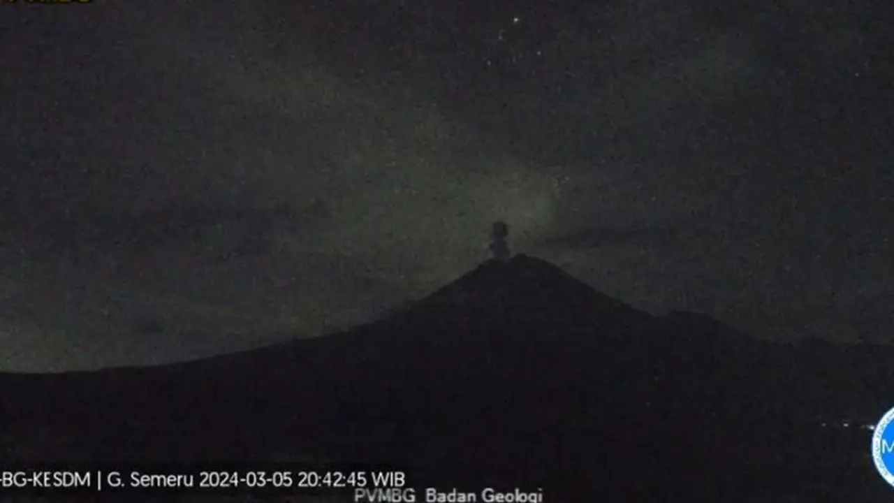 Gunung Semeru Kembali Erupsi, Lontaran Abu Vulkanik Capai 800 Meter - Surabaya Liputan6.com