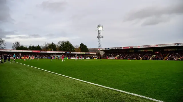 5 Fakta Menarik Cheltenham Town: Klub Anyar Elkan Baggott Penghuni ...