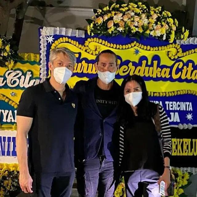 Ibunda Meninggal Dunia, Ini 6 Momen Ade Rai dan Keluarga Lakukan ...