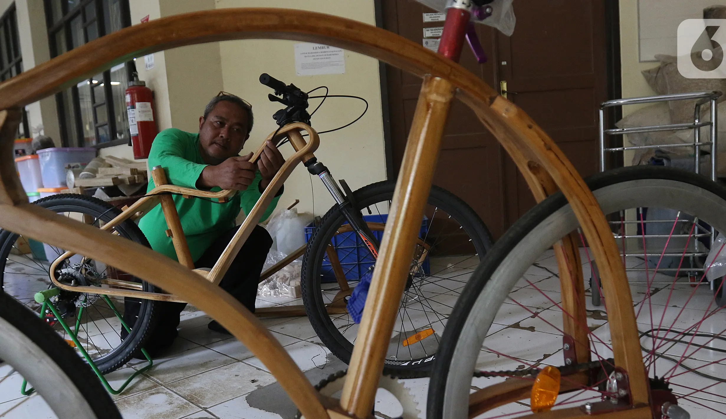 FOTO: Melihat Proses Pembuatan Sepeda Kayu - Foto Liputan6.com