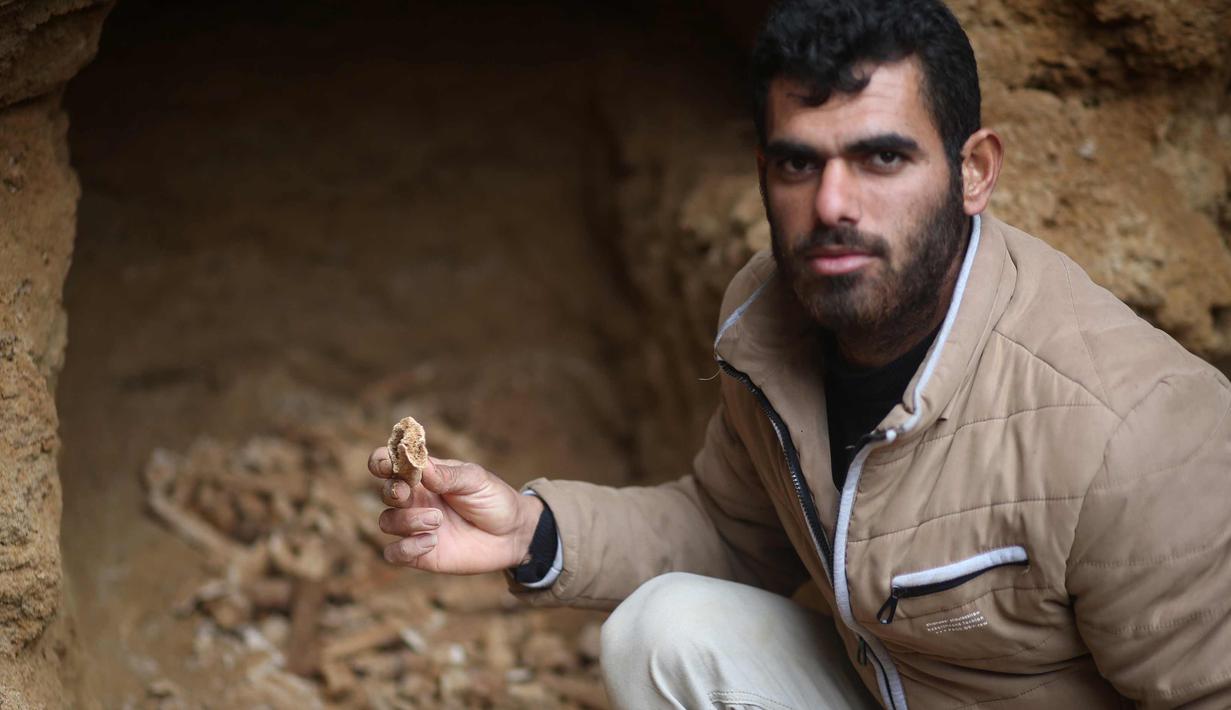 FOTO: Pria Palestina Temukan Makam Kuno Zaman Romawi - Foto Liputan6.com