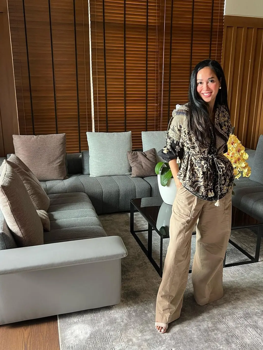 6 Potret Mix & Match Pakai Batik untuk Acara Semi Formal, dari Erina ...