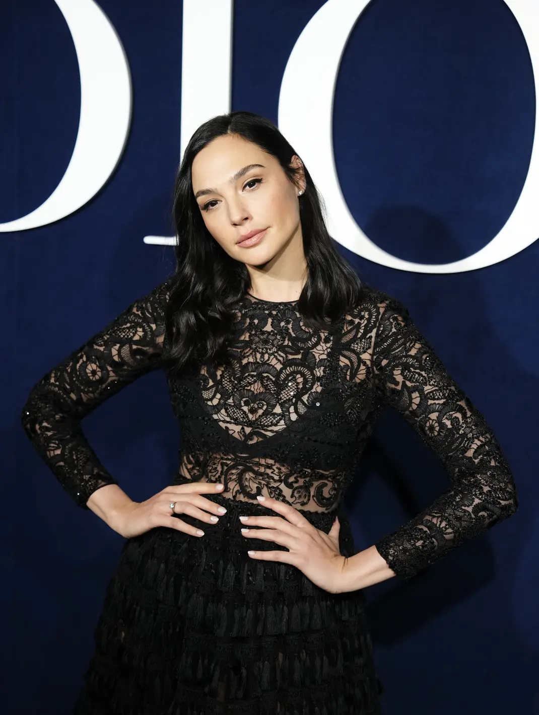 Gal Gadot Tampil Seksi Kenakan Gaun Renda Hitam di Dior Paris Fashion ...