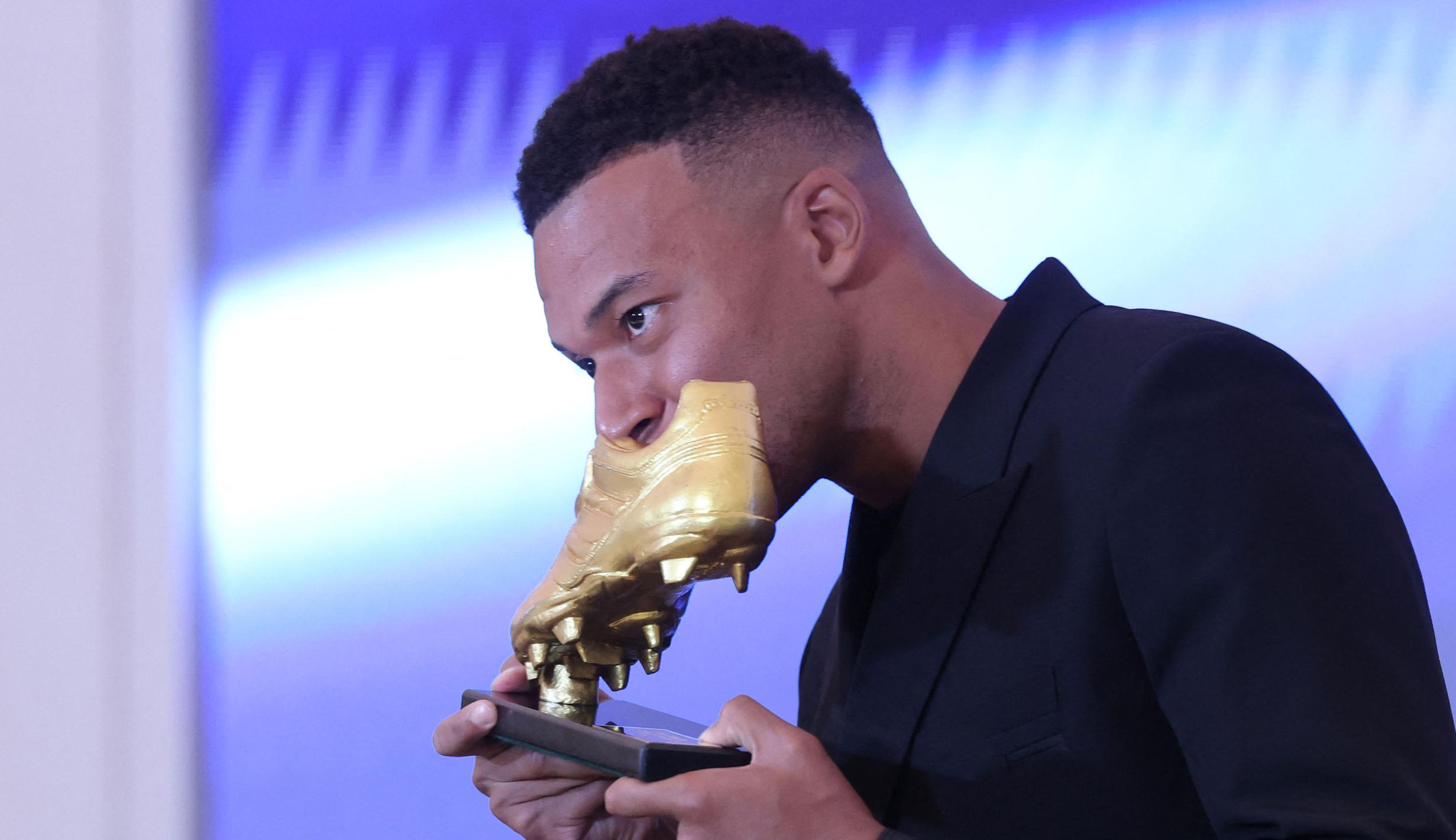 Foto: Wajah Semringah Kylian Mbappe saat Meraih Trofi Sepatu Emas Eropa