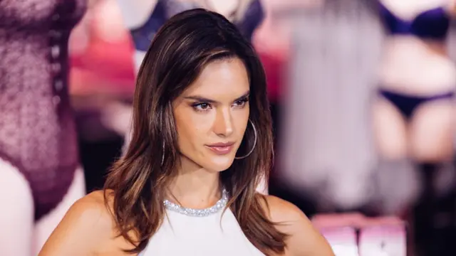 Foto Seksi Alessandra Ambrosio di Aksi Panggung Terakhirnya - ShowBiz Liputan6.com