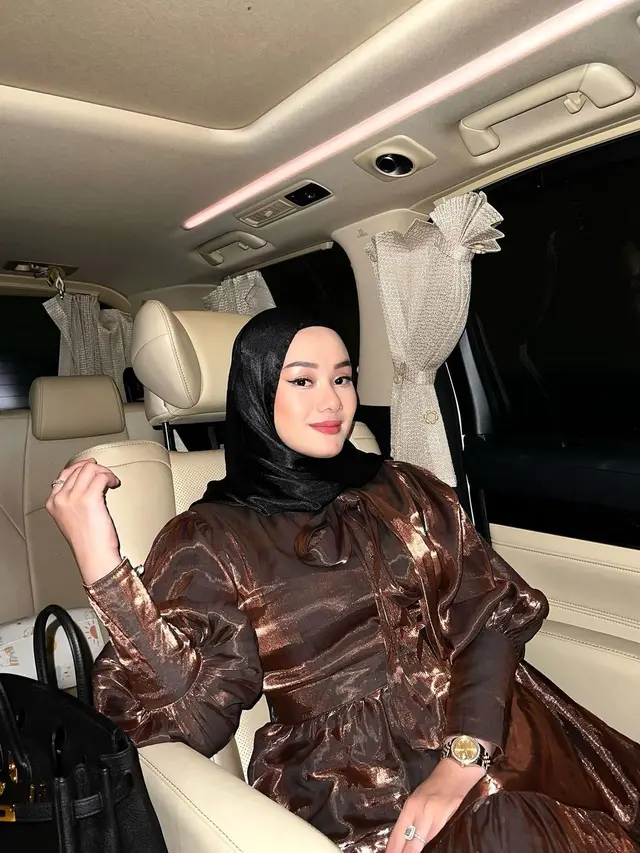 7 Potret Artis Pakai Baju Shimmer, Diprediksi Jadi Tren Lebaran 2024 ...