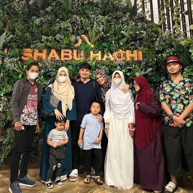 7 Potret Kompak Umi Yuni dan Alvin Faiz, Jenguk Yusuf hingga Umrah ...