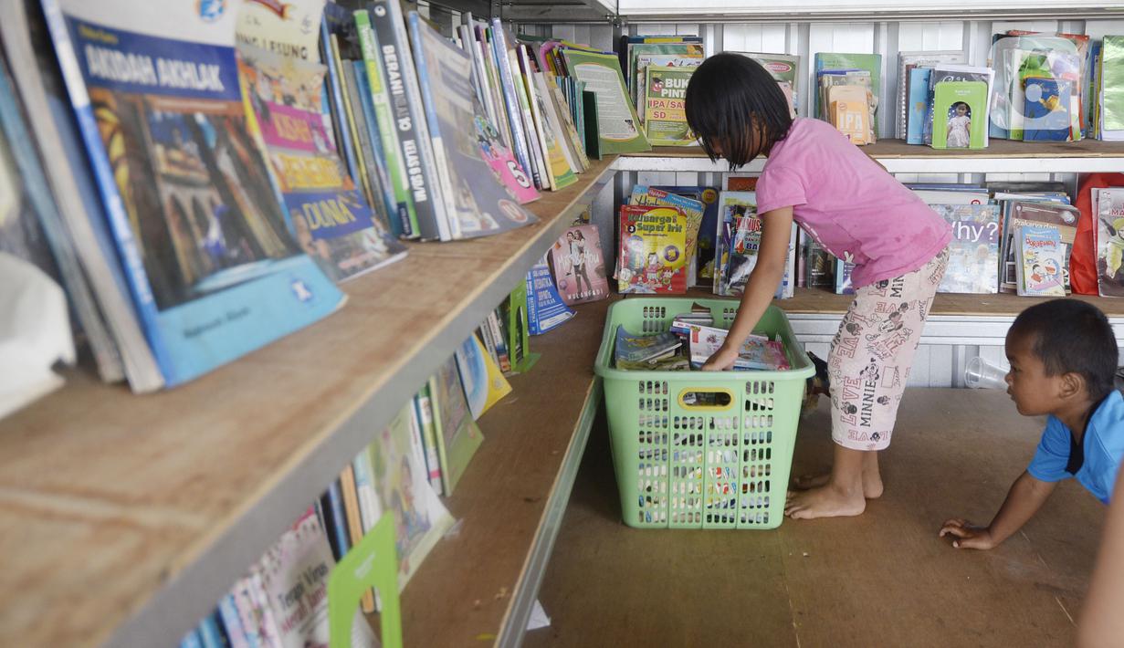 FOTO: Taman Baca Kampung di Masa Pandemi COVID-19 - Foto Liputan6.com