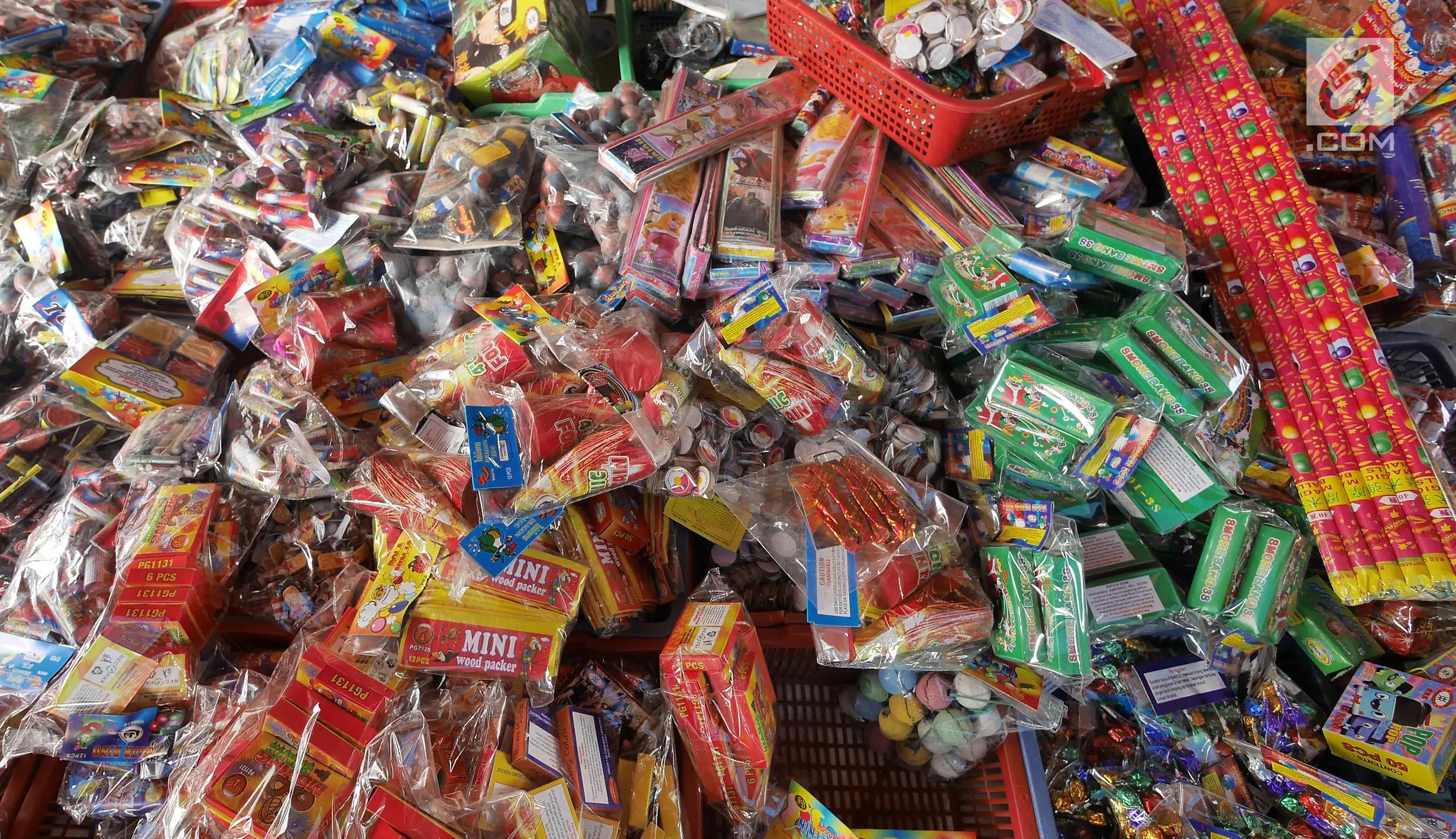 FOTO: Menjelang Lebaran, Harga Petasan dan Kembang Api Naik - Foto ...