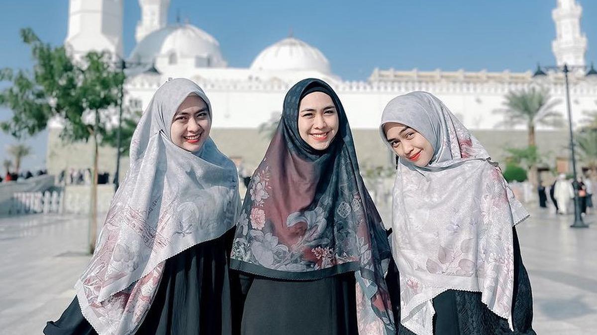 8 Adu Gaya Busana Syari Ria Ricis saat Umrah Bersama Kedua Kakak ...