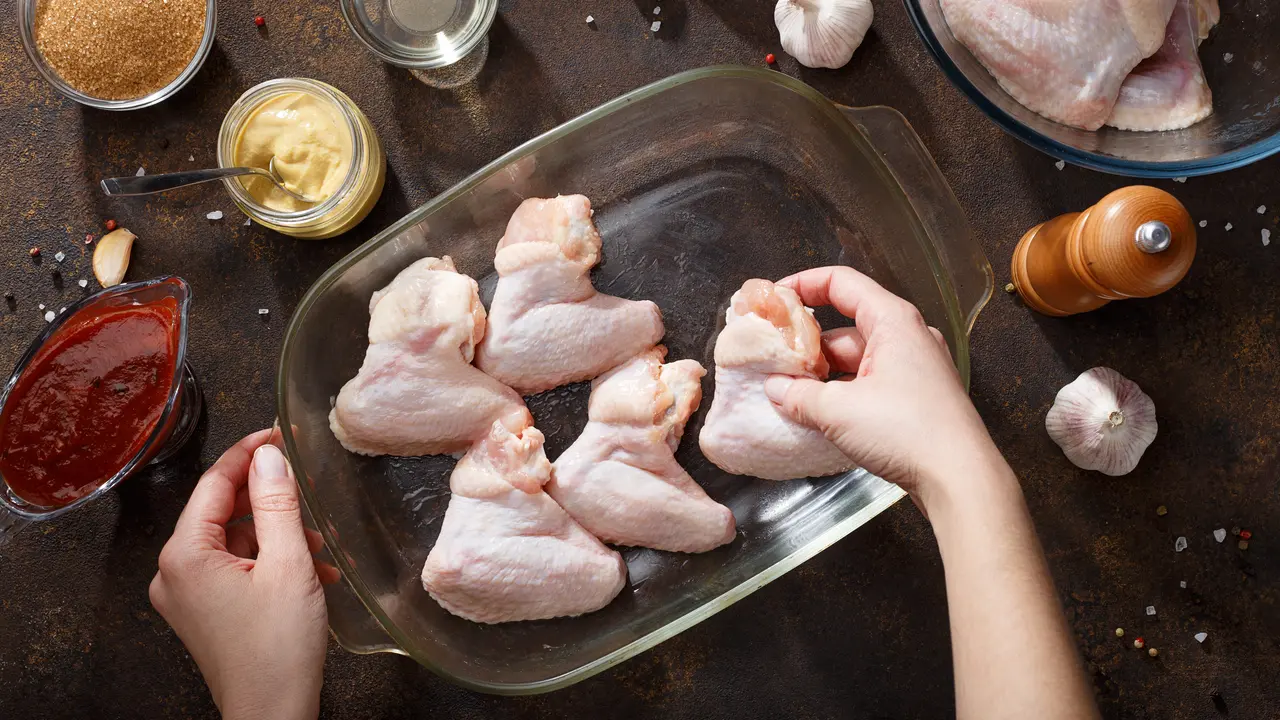 Tips Menggoreng Ayam agar Matang Sempurna dan Tak Berdarah - Food ...