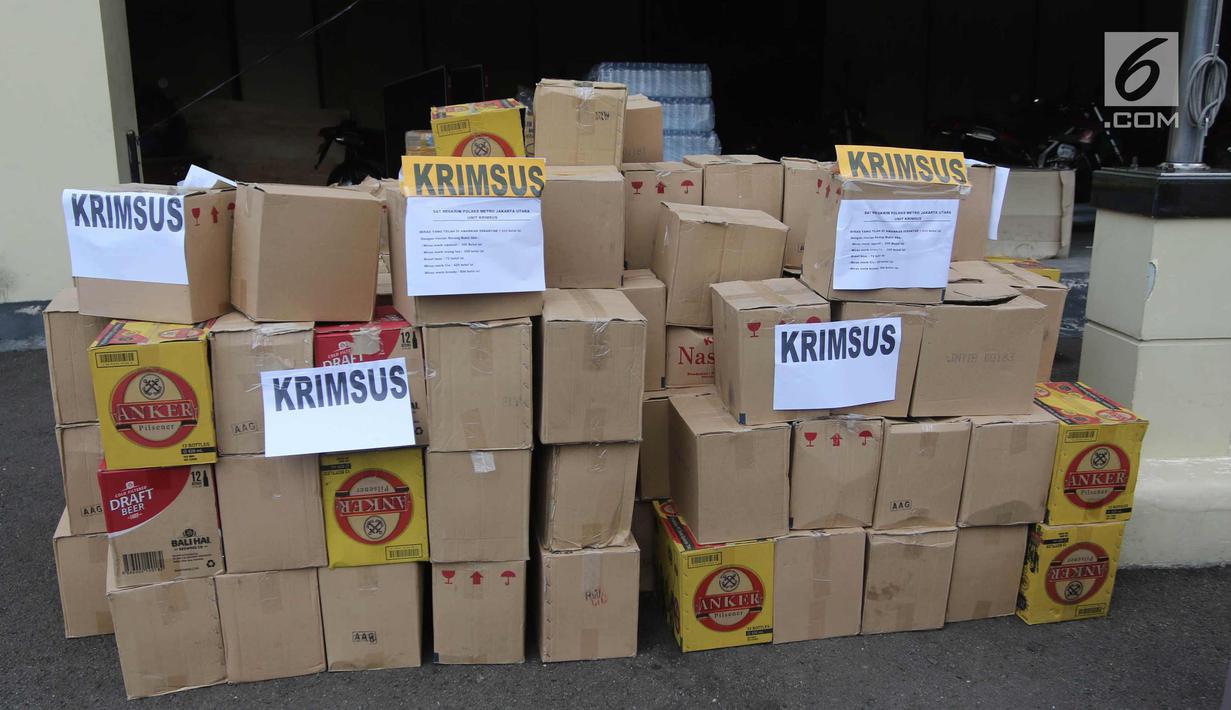 Foto Polisi Sita 4 314 Botol Miras Berbagai Merek Foto