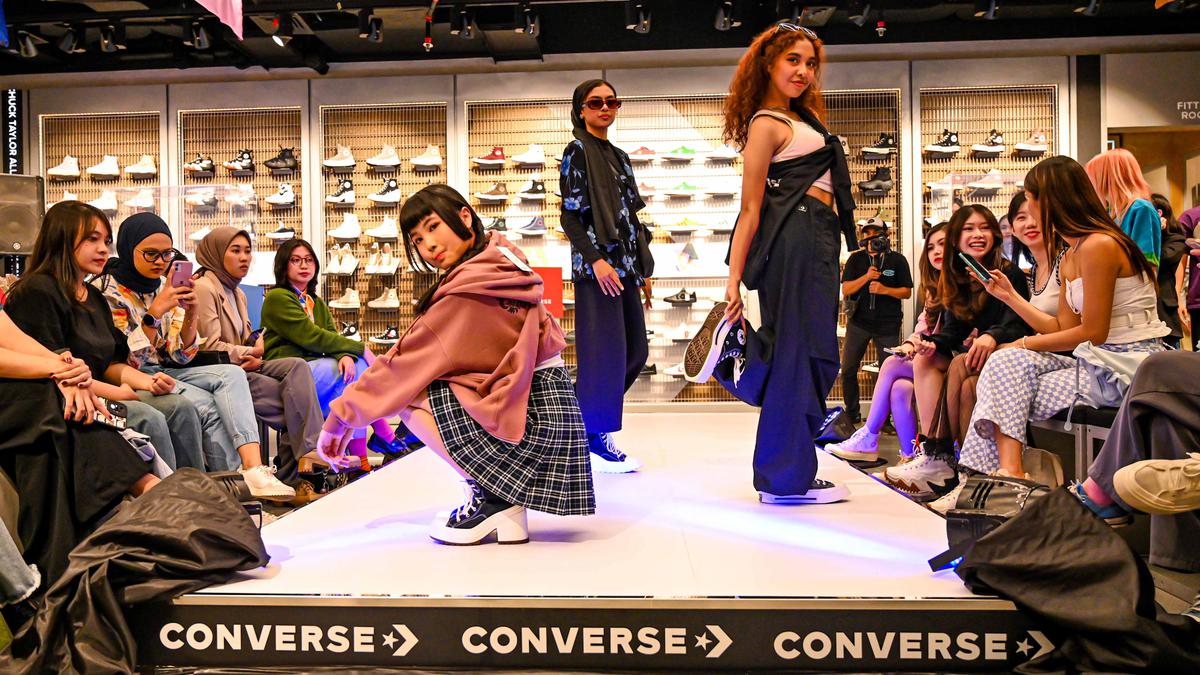 Lebih Berani Berekspresi, Converse Hadirkan Desain Baru Sneakers Hasil ...