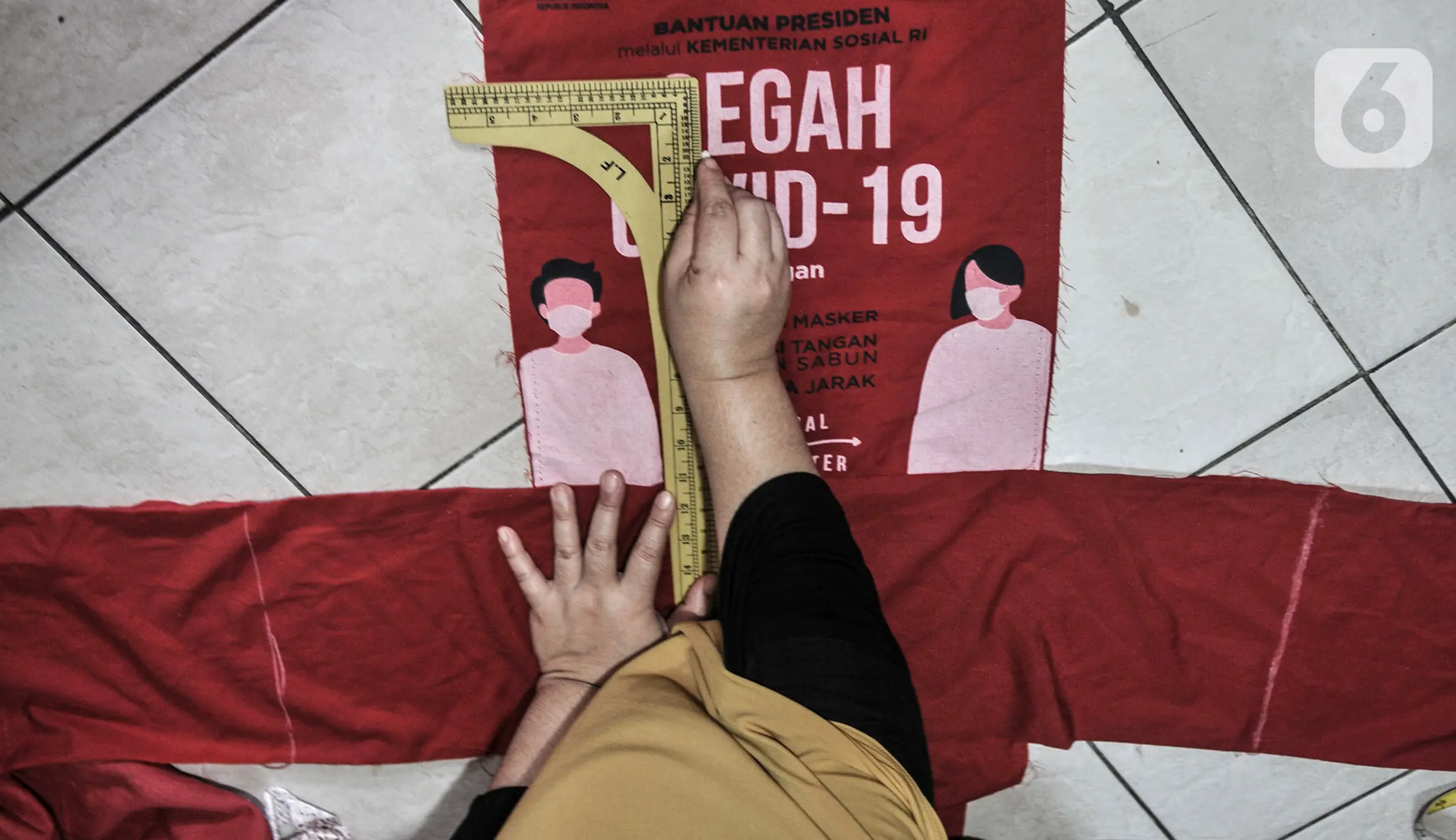 FOTO: Inovasi Celemek Berbahan Tas Bansos Covid-19 - Foto Liputan6.com