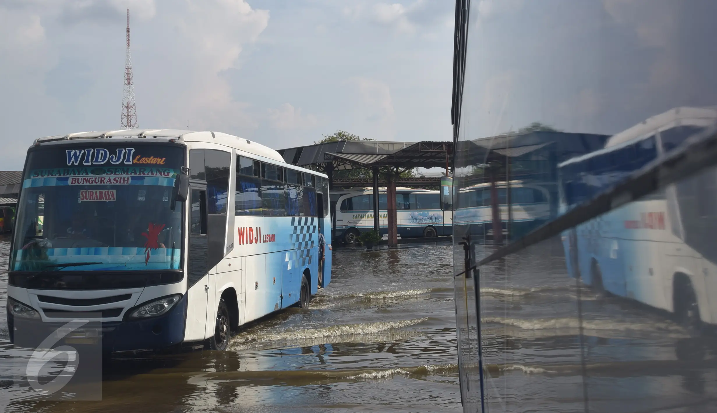Banjir Rob Rendam Terminal Terboyo Semarang - Foto Liputan6.com
