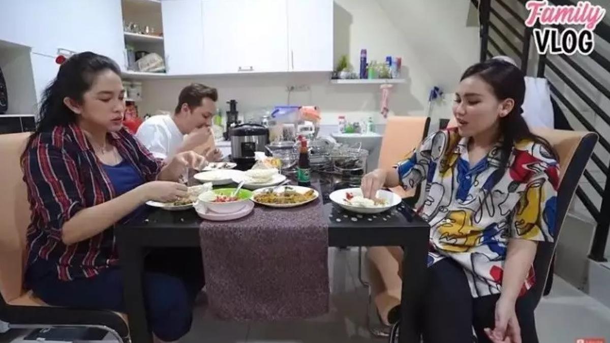 Potret Dapur Ayu Ting Ting yang Minimalis, Kaya Warna Putih dengan Tembok Nuansa Green Screen ...