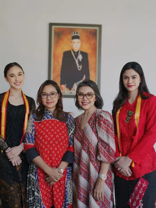 Potret Hana Saraswati Berkebaya di Keraton Solo, Foto Bareng Putri Raja - Foto Liputan6.com
