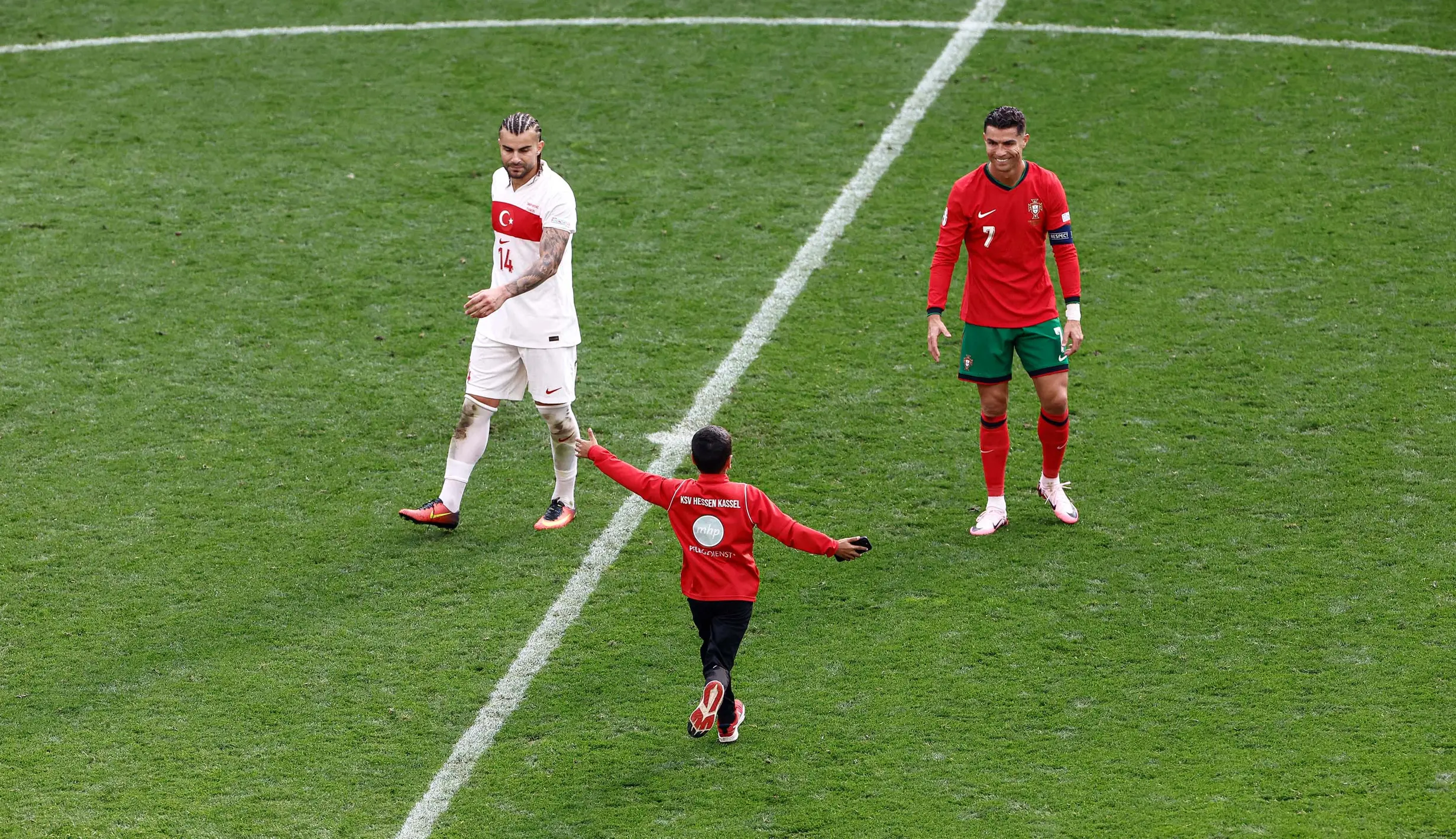 Cristiano Ronaldo Diserbu Suporter Cilik saat Laga Melawan Turki - Foto ...