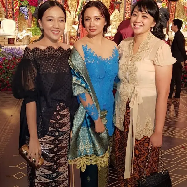 Ragam Gaya Tata Cahyani Mantan Istri Tommy Soeharto Berkebaya, Terbaru ...