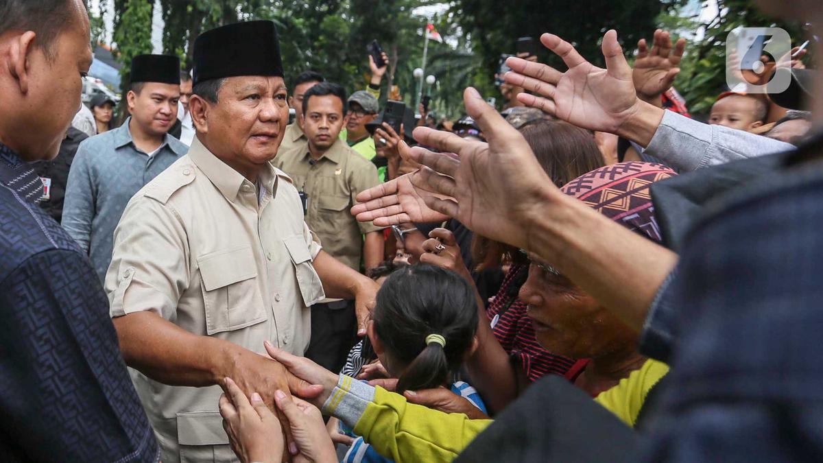 Usai Berziarah, Prabowo Subianto Disambut Kerumunan Warga