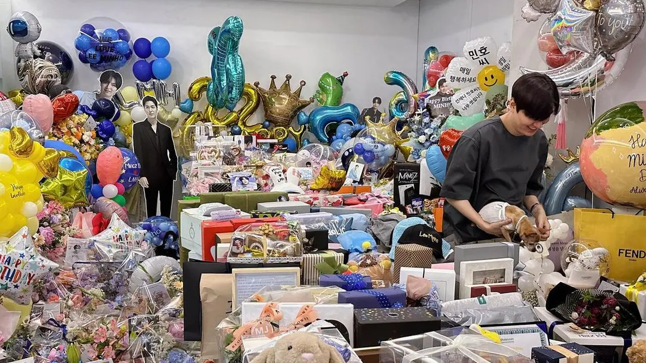 5 Potret Lee Min Ho Kebanjiran Kado Ulang Tahun