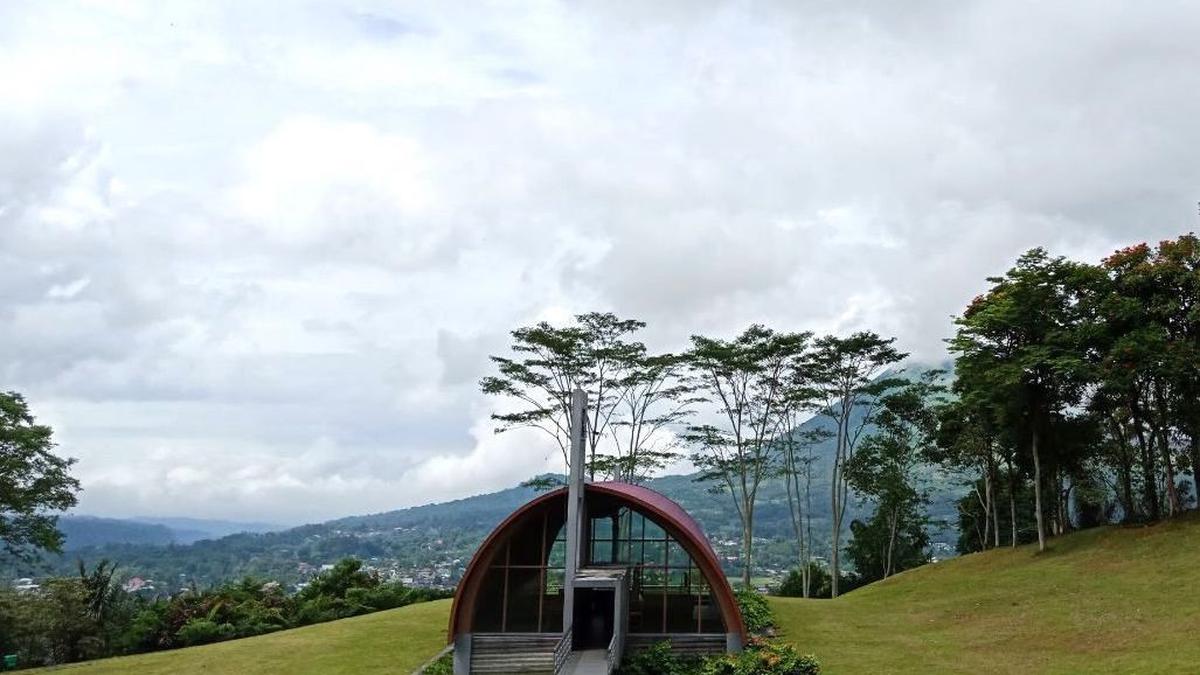 Lihat Indahnya Bukit Doa dengan Pemandangan Gunung Lokon - Citizen6 ...