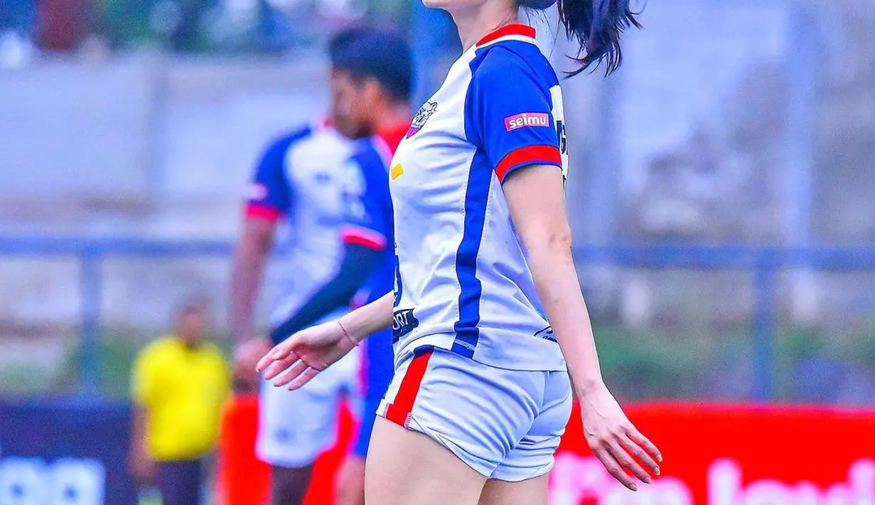 Jadi Presenter Olahraga, Ini Potret Karra Syam dalam Balutan Jersey ...