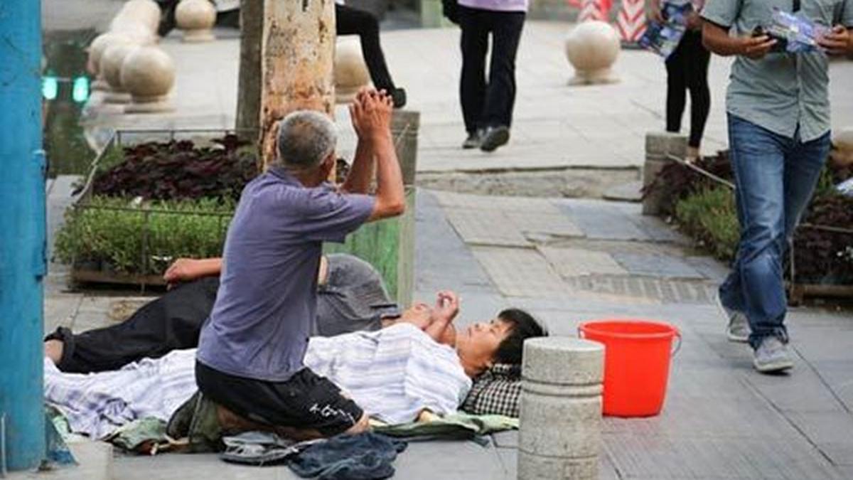 Foto Pengemis Bergaya Hidup Mewah: Makan di Hotel Bintang Lima - Photo ...