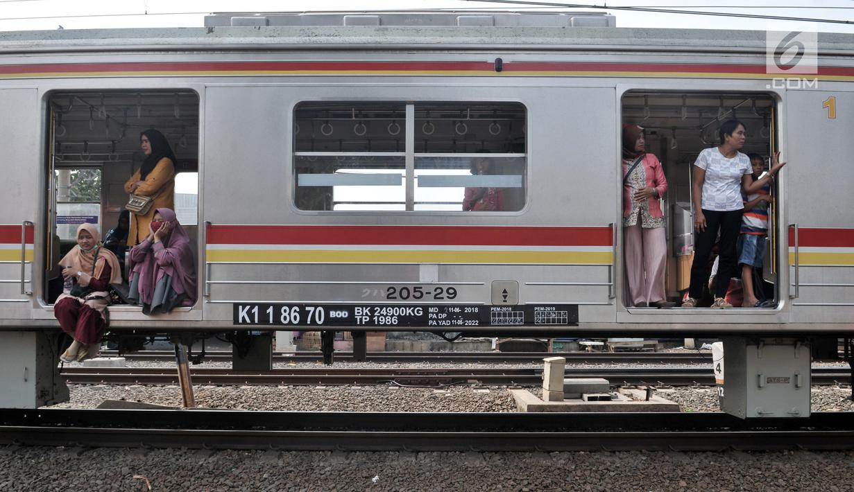 FOTO: Penumpang KRL Telantar Akibat Listrik Padam - Foto Liputan6.com