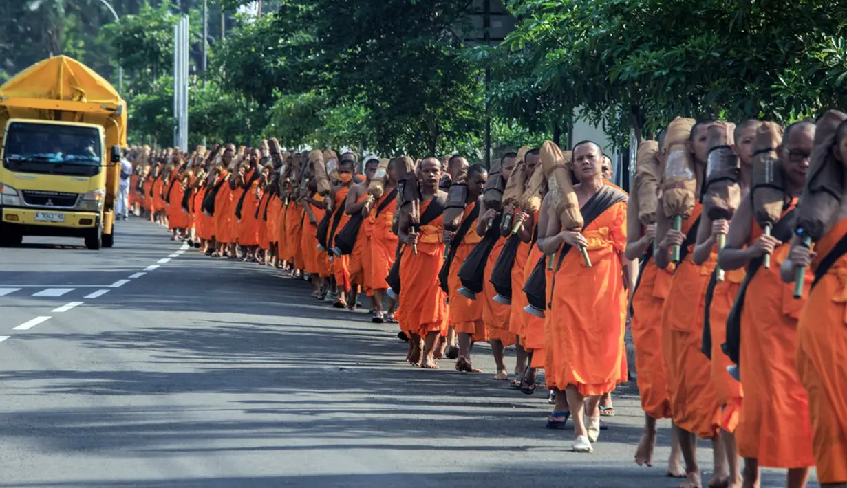 Pelatihan Moral dan Spiritual, Calon Biksu Buddha Jalan Kaki dari Candi ...
