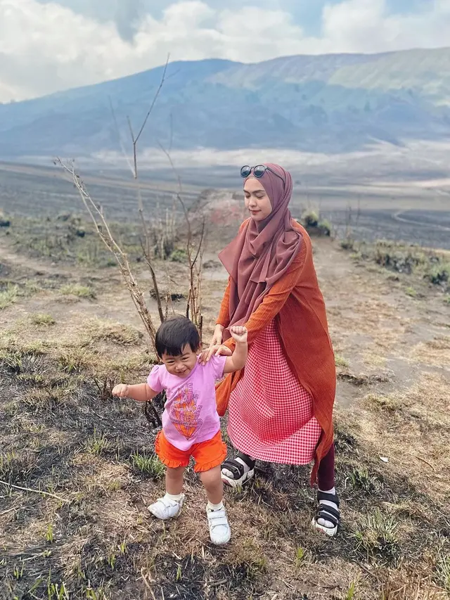 Potret Ria Ricis Ajak Baby Moana Liburan ke Gunung Bromo Setelah Kebakaran - Entertainment ...