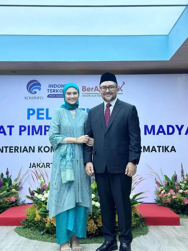 6 Potret Zee Zee Shahab dan Suami yang Baru Dilantik Jadi Dirjen IKP ...