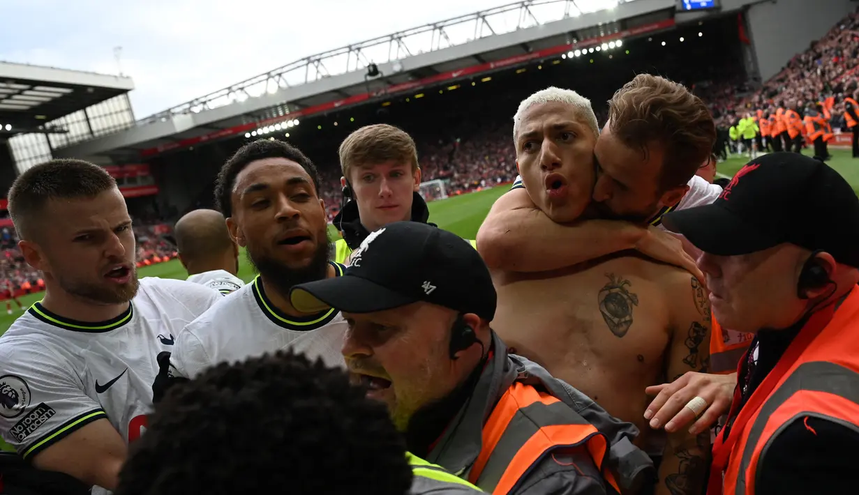 Foto: Tottenham Kocak, Richarlison Sudah Selebrasi Buka Baju Eh Lucas ...