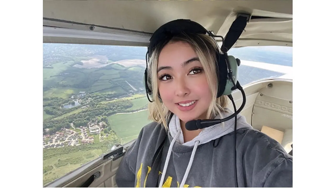 6 Potret Abigail Michelle, Viral Bawa Pesawat Sendiri untuk Nonton Bola di London - Hot Liputan6.com