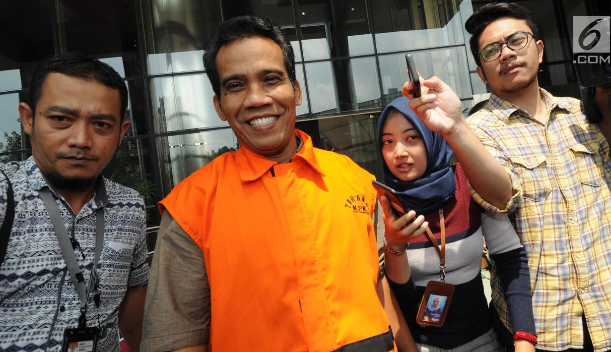 FOTO: Usai Diperiksa KPK, Penyuap Bupati Subang Acungkan Jempol - Foto Liputan6.com