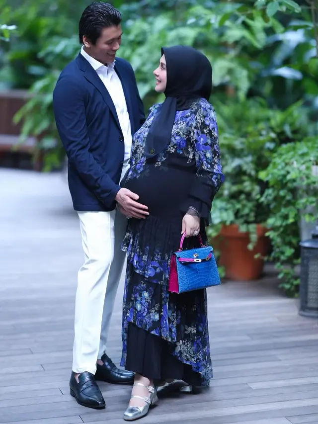 6 Potret Terbaru Syahrini Hamil 7 Bulan Ditemani Reino Barack dan Tes ...