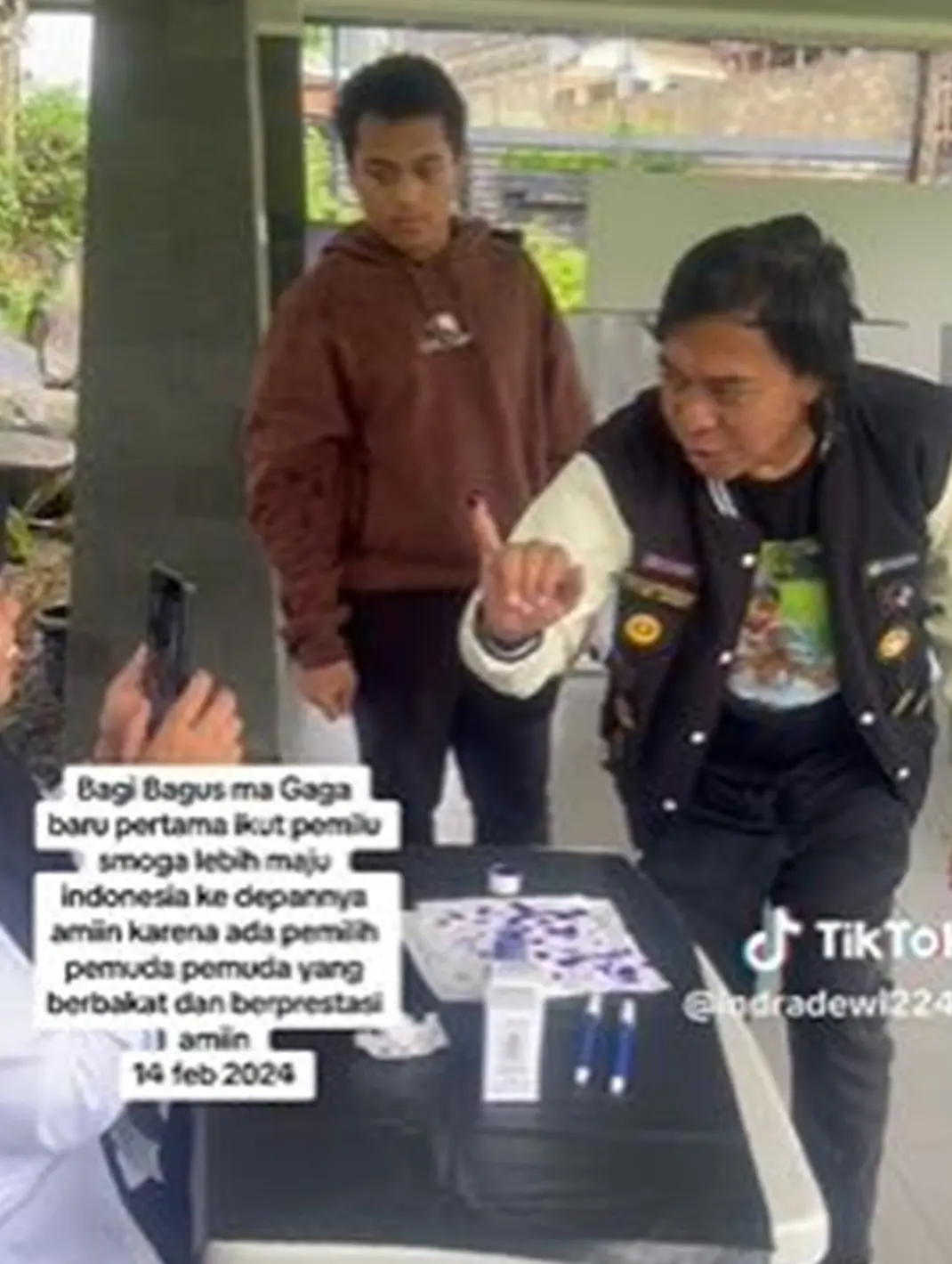 Viral Pose Nyelenehnya di Surat Suara, Ini Potret Komeng saat Nyoblos di TPS - Foto Liputan6.com